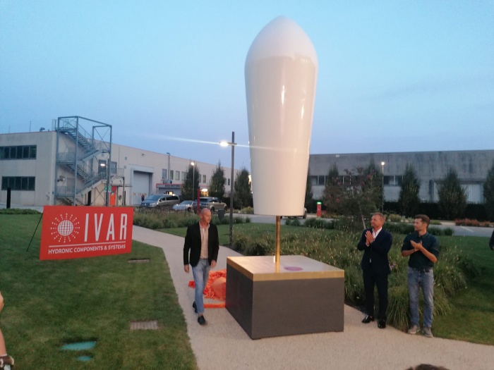 La supposta gigante inaugura lo spazio Workshop di Ivar